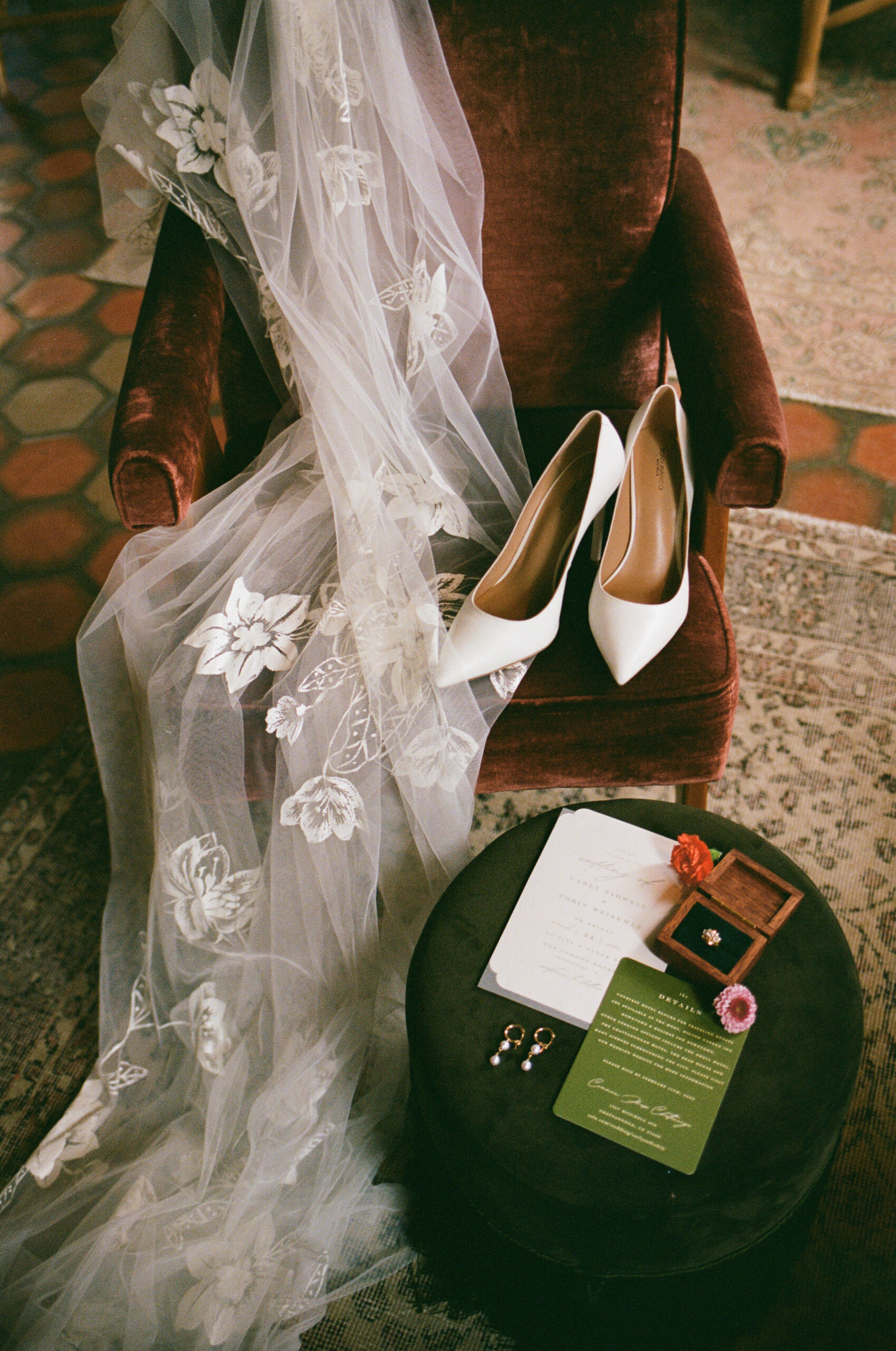 Carly & Tobin - 35mm Film Modern Spring Wedding In Chattanooga ...